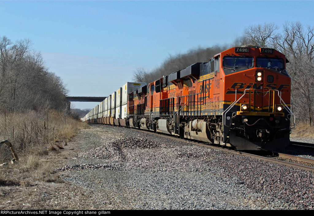 BNSF 7496 takes a Eb hotshot stack toward fort madison.